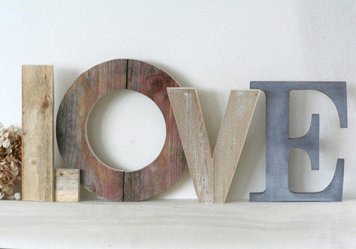 Réaliser une écriture originale avec du bois de récup! 12 idées